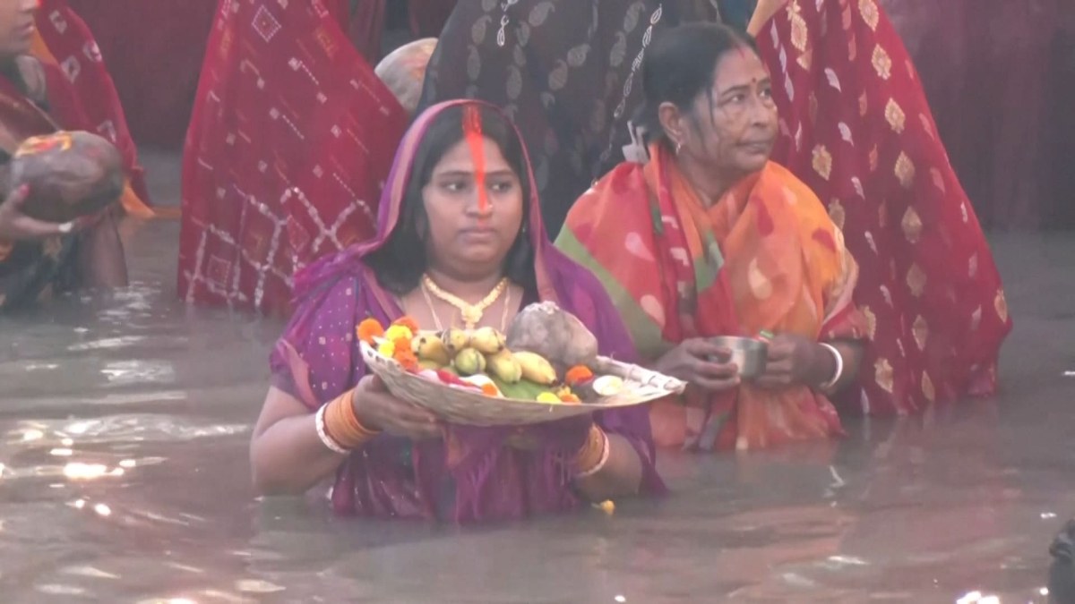 L'India celebra il Dio Sole: migliaia di fedeli per bagni rituali e ...