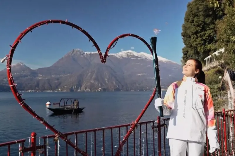 La fiaccola olimpica sul lago di Como