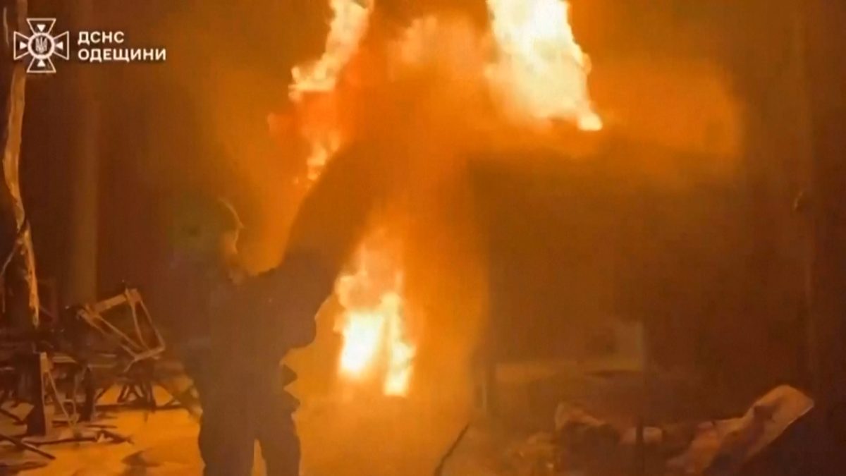 Missile russo colpisce Odessa: vasto incendio e vittime